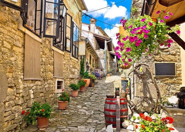 Hum - The Smallest Town in the World