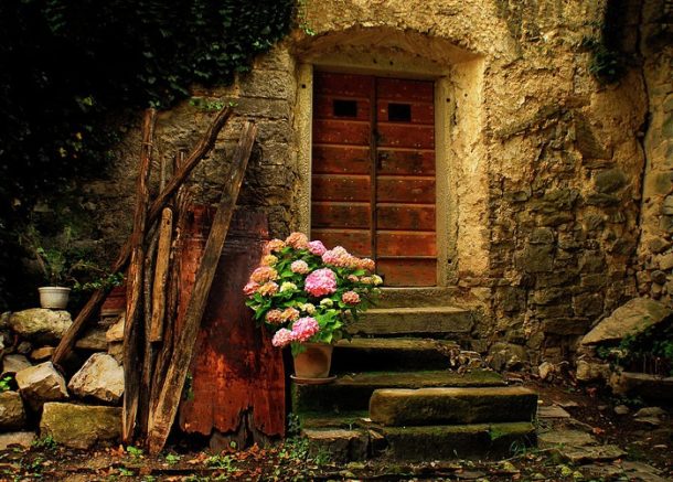 Hum - The Smallest Town in the World